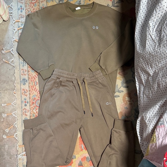 ALO Yoga | Pants & Jumpsuits | Alo Yoga Olive Green Sweatshirt And ...